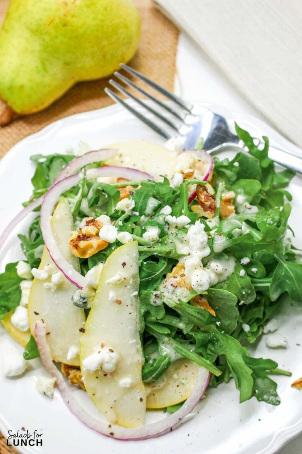 Delicious Arugula Salad with Pears and Goat Cheese